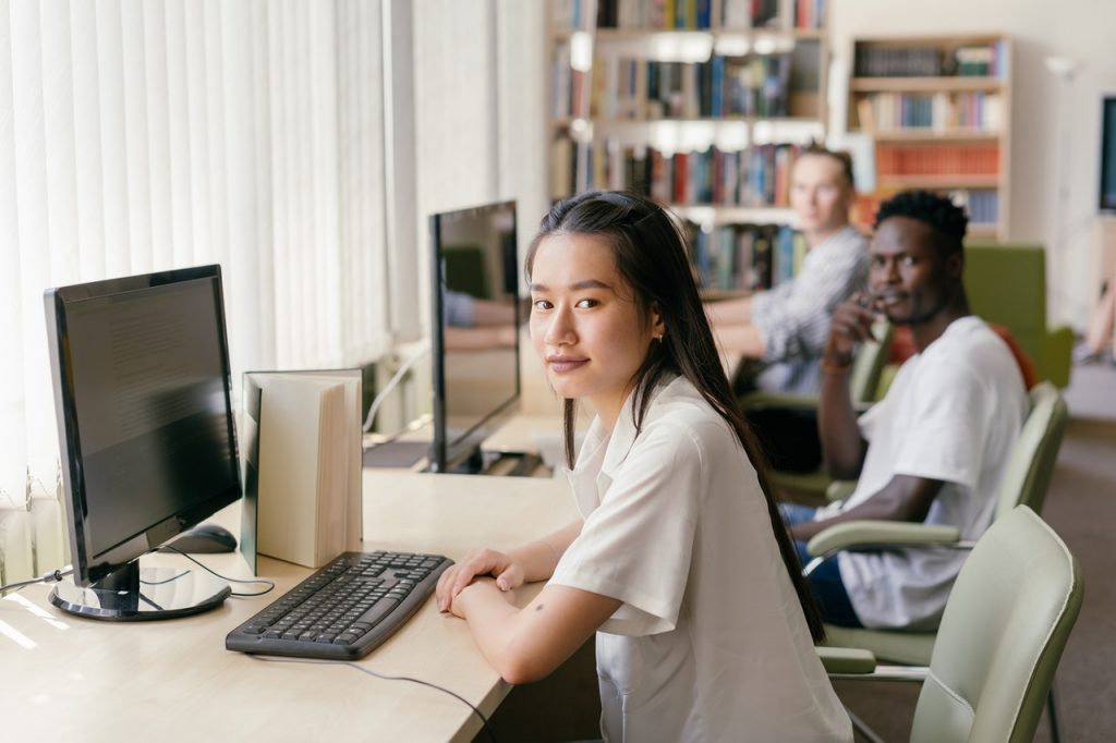 Ketahui Kelebihan dan Kekurangan Penerapan e-Learning - NaikPangkat.com Ketahui Kelebihan dan Kekurangan Penerapan e-Learning - NaikPangkat.com